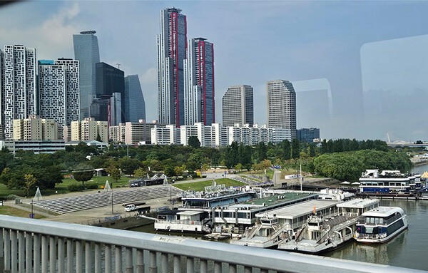 여의도 선착장과 69층 파크원(Parc One) 빌딩의 모습